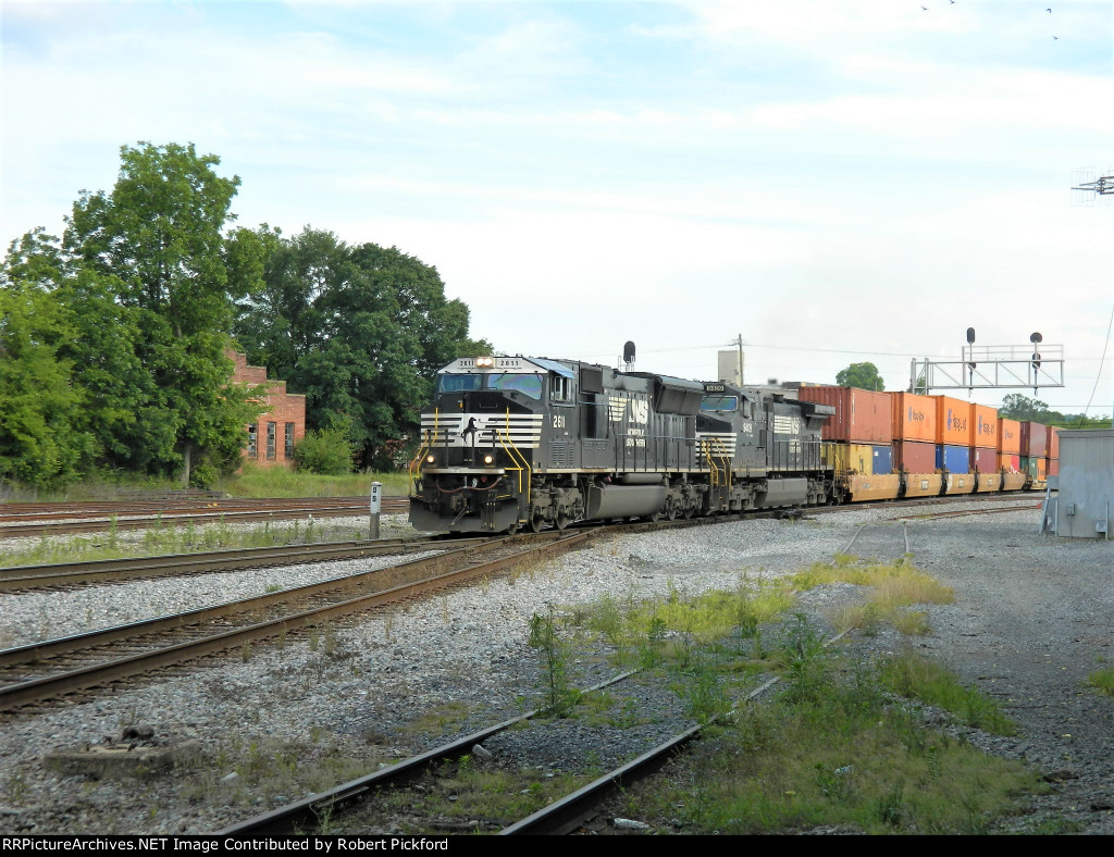 NS 2611 (SD70M) 9409 (C40-9W)